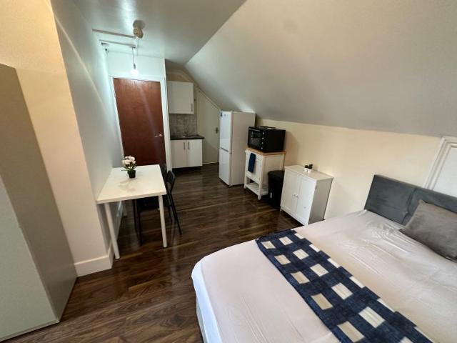 Self Contained Studio to Let in – Edmonton