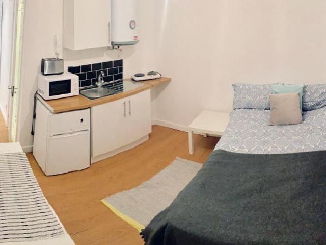 Self Contained Studio to Let in Stamford Hill