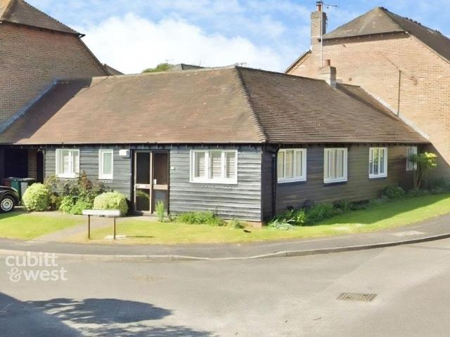 Selham Close, Chichester PO19, 4 bed bungalow to rent, £2,500 pcm | PrimeLocation