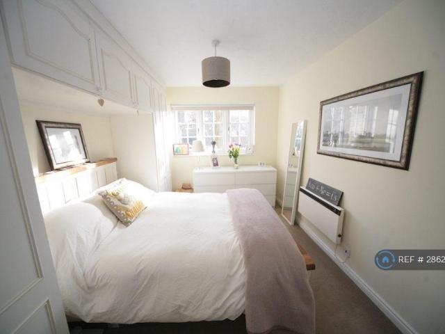 Selhurst Close, Wimbledon, SW19 2 bed flat to rent £2,250 pcm £519 pw