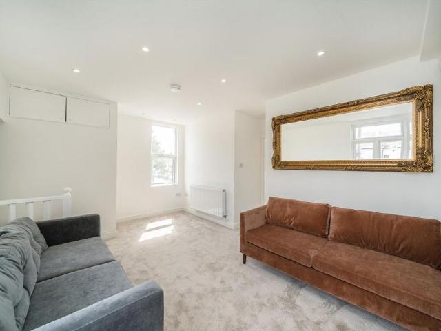 Selkirk Road, London SW17 3 bed flat to rent £3,000 pcm £692 pw