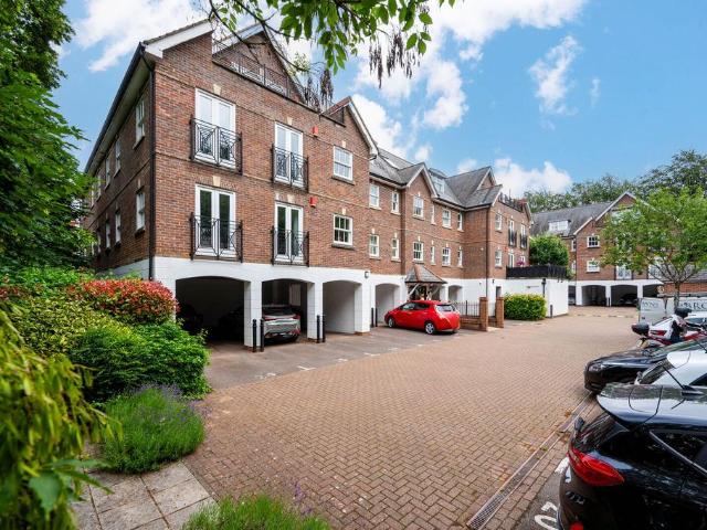 Sells Close, Guildford, GU1 2 bed flat to rent £2,300 pcm £531 pw