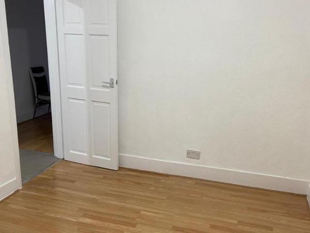 Selsdon Road, London E13 2 bed flat to rent £1,850 pcm £427 pw