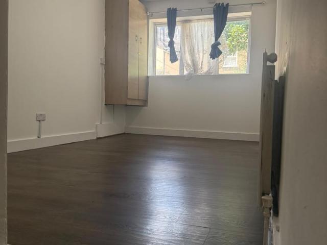 Selsdon Road, London E13 2 bed flat to rent £1,850 pcm £427 pw