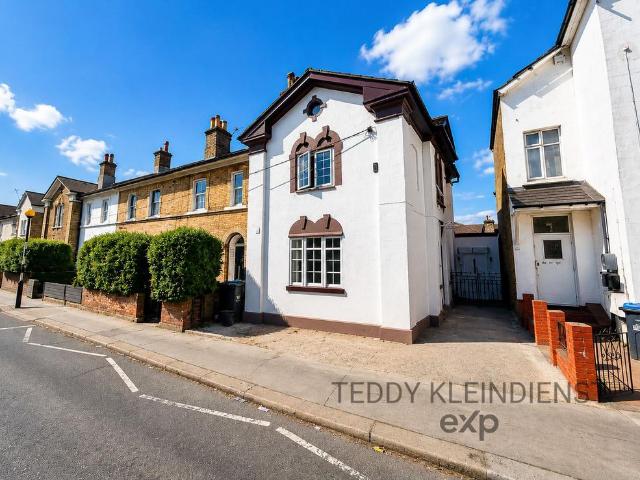 Selsdon Road, South Croydon CR2 3 bed apartment to rent £2,100 pcm £485 pw