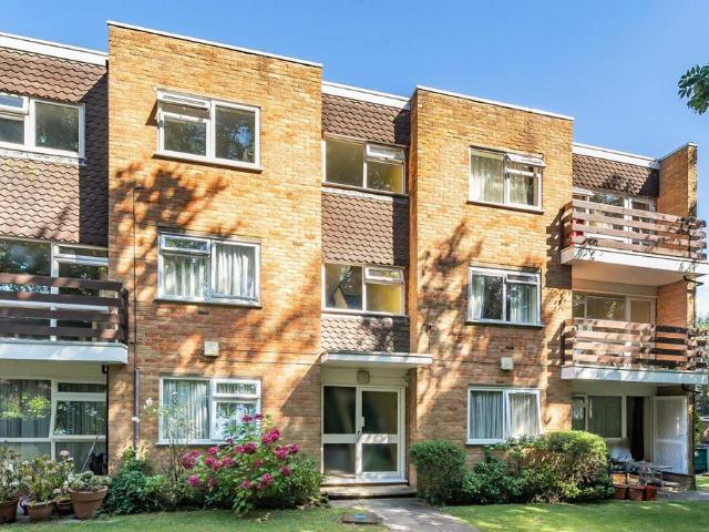 September Way, Stanmore HA7 2 bed flat to rent £1,750 pcm £404 pw