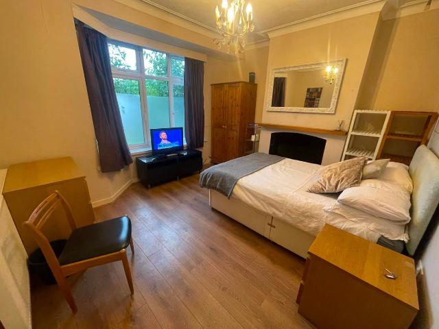September Way, Stanmore HA7, Room to rent, £850 pcm | PrimeLocation