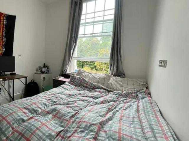Sequoia Lounge, 5 Englewood Road, London, SW12 0DG, United Kingdom | Room for rent #165822954 | Rentberry
