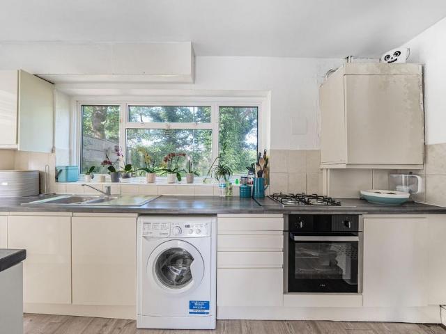 Sequoia Park, Hatch End, Pinner, HA5 3 bed house to rent £2,300 pcm £531 pw