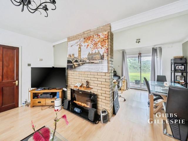 Sequoia Park, Pinner, HA5 3 bed detached house to rent £2,300 pcm £531 pw