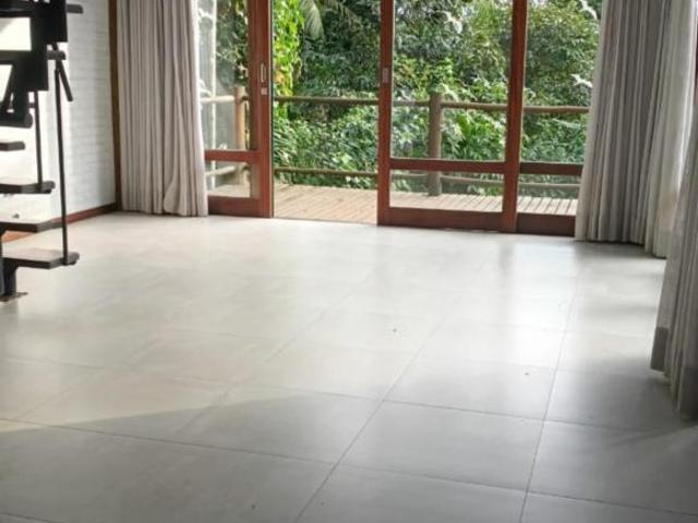 Sertão do Ubatumirim: Lindo sobrado com pé direito alto, 02 dorms, 01 suíte, amplo deck na área ext