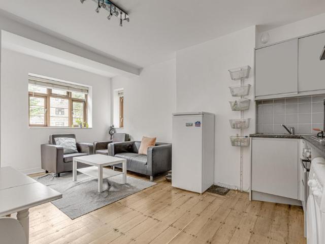 Sertima House, Poynders Gardens. 4 bed flat to rent £3,650 pcm £842 pw