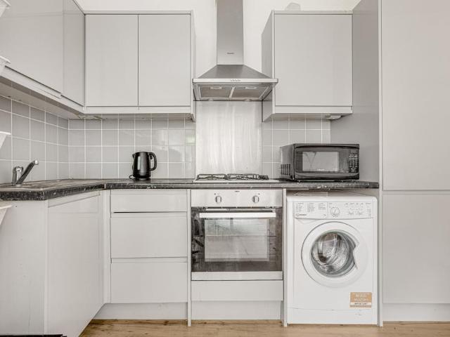 Sertima House, Poynders Gardens. 4 bed flat to rent £3,650 pcm £842 pw