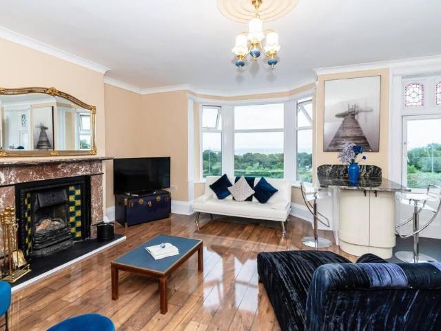 Service Accommodation Sleeps 5. 2 bed maisonette to rent £2,396 pcm £553 pw