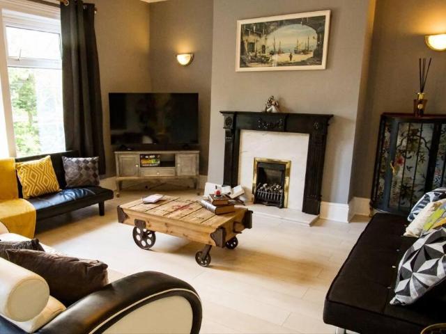 Service Accommodation Sleeps 6 The. 3 bed maisonette to rent £2,492 pcm £575 pw