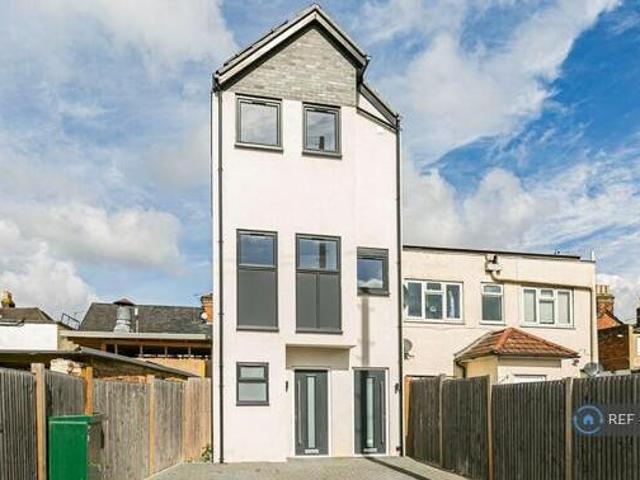 Service Road, Addlestone, Studio Flat For