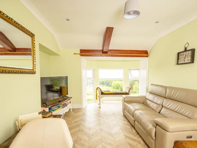 SERVICED ACCOMODATION Sleeps 4 The. 2 bed maisonette to rent £2,396 pcm £553 pw