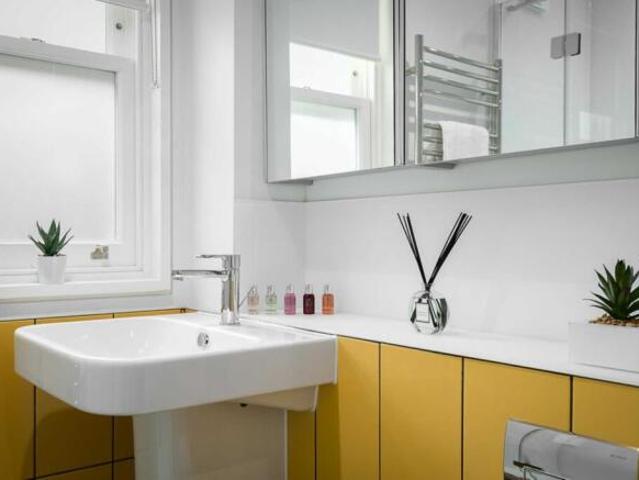 Serviced studio apartment for rent in Porchester Road, Bayswater W2
