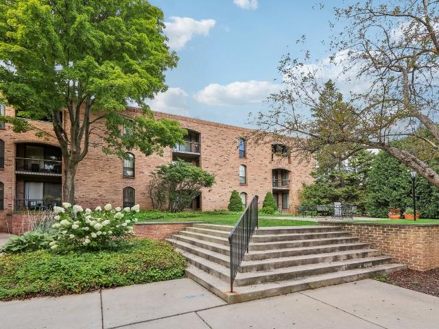 Serafino Square Luxury Apartments 2 Bedroom Apartment for Rent at 9993 W North Ave, Wauwatosa, WI 53226
