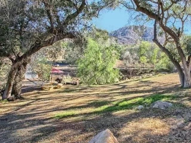 Serene 2 bedroom 1 bath Laundry 30 min downtown