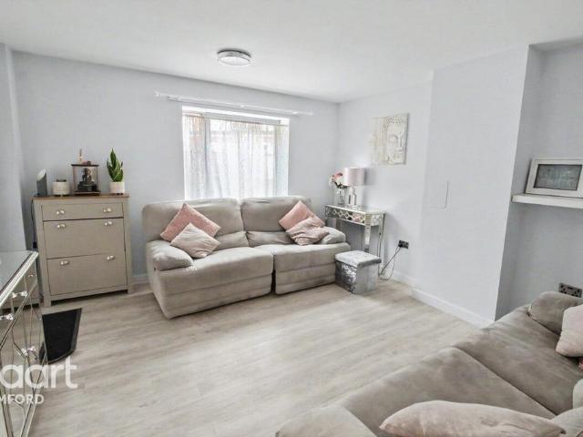 Serpentine Close, Romford 2 bed apartment to rent £1,850 pcm £427 pw