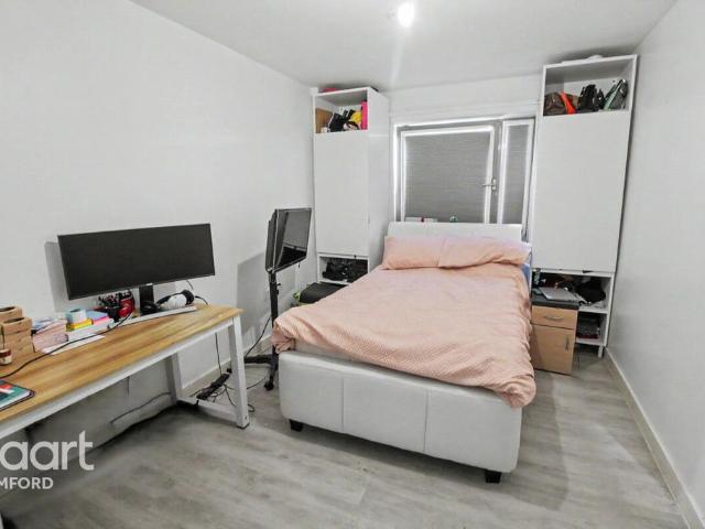 Serpentine Close, Romford 2 bed apartment to rent £2,000 pcm £462 pw