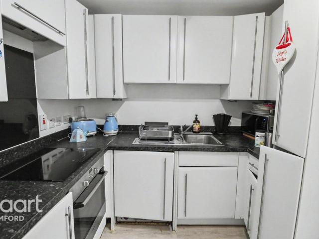 Serpentine Close, Romford 2 bed apartment to rent £2,000 pcm £462 pw