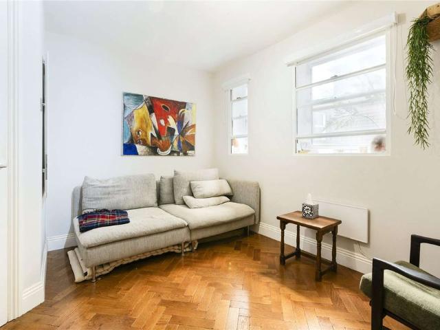 Set in a prime riverside location, this welcoming 1 bed flat offers warm wooden flooring throughout and a generous reception with ample dining space