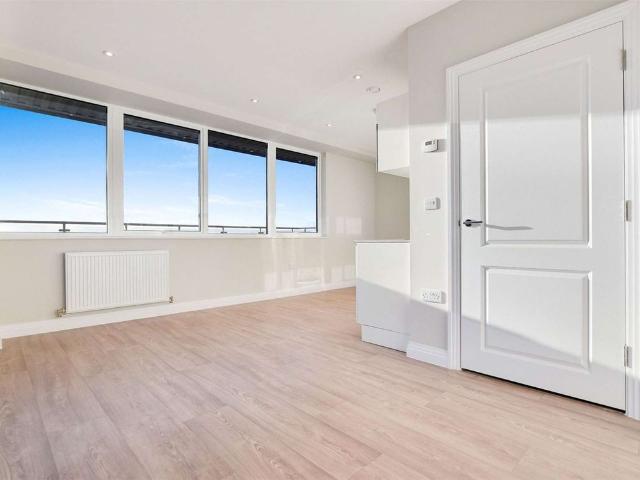 Set on the top floor, this one bedroom penthouse apartment, offers stylish accommodation within a highly sought after location. Available 29th August on an unfurnished basis