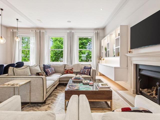 Set within a distinguished period building on one of South Kensington’s most prestigious garden squares, the property benefits from access to a private roof terrace and the communal gardens