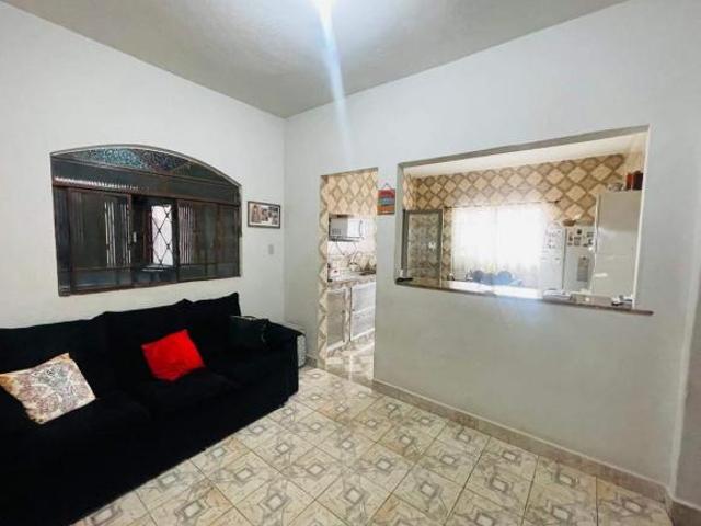 Seu Novo Lar: Casa com 2 Quartos em Lote de 360m² no Bom Jardim