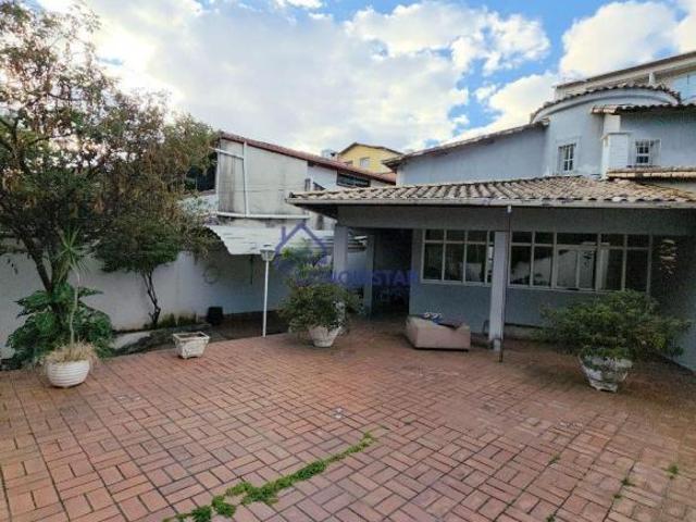 Seu novo lar é uma aconchegante casa projeto arrojado e arejada no Bairro São João Batista!