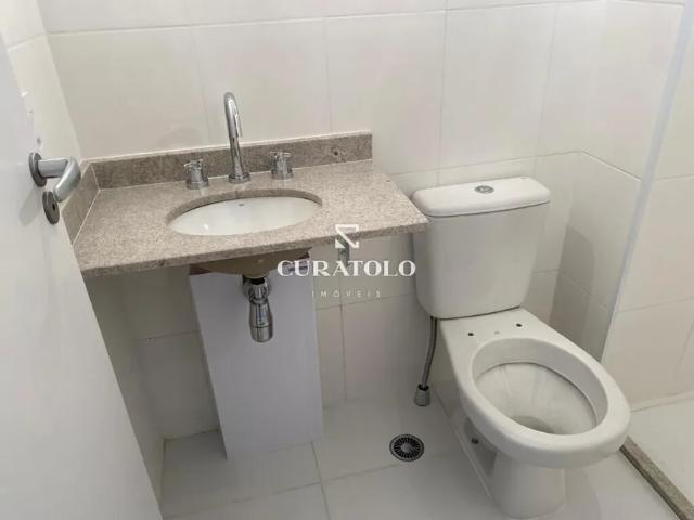 Seu novo lar na Saúde: Amplo apartamento de 2 Dorms com Vaga e Varanda em Condomínio Clube a 5 min d
