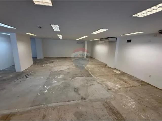 Seu negócio no tradicional Centro Médico Garibaldi, Sala com 124m² na Av. Garibaldi!