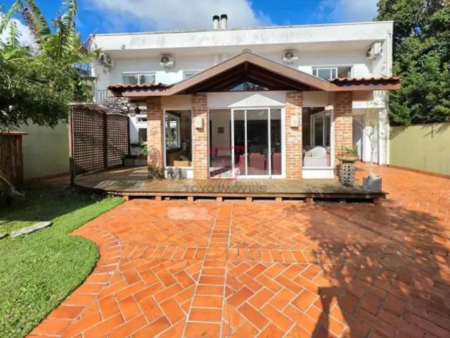Seu refúgio de espaço, luz e conforto no Tarumã: Casa com 4 quartos, quintal amplo e área comercial