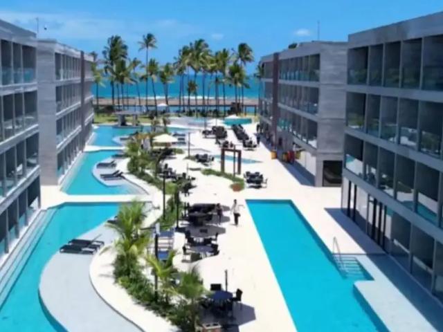 Seu refúgio de férias fica na Praia de Muro Alto, eleita como uma das 25 melhores praias do mundo