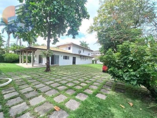 Seu Refúgio no Guarujá: Casa 4 Dorms com Amplo Quintal e Casa de Caseiro