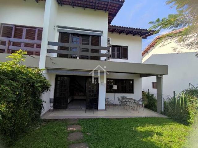 Seu Refúgio no Litoral: Casa com 3 Suítes a Poucos Passos da Praia