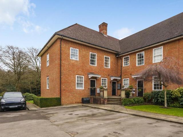 Seven Hills Road, Iver. 2 bed apartment to rent £1,950 pcm £450 pw