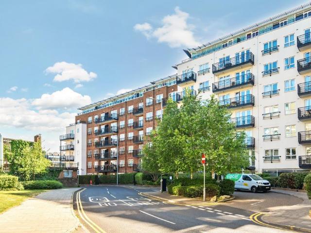 Seven Kings Way, Kingston Upon. 2 bed flat to rent £2,200 pcm £508 pw