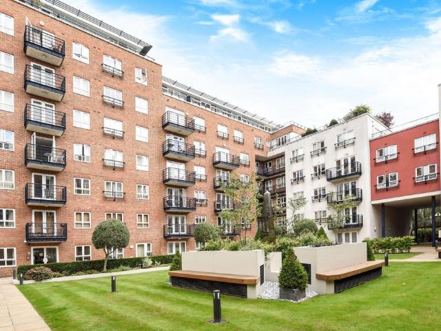 Seven Kings Way, Kingston Upon. 2 bed flat to rent £2,250 pcm £519 pw