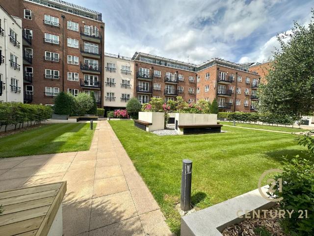 Seven Kings Way, KINGSTON UPON THAMES. 2 bed apartment to rent £2,400 pcm £554 pw