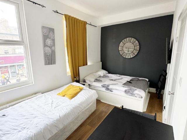 Seven Sisters Road, Holloway N7, Studio to rent, £1,200 pcm | PrimeLocation