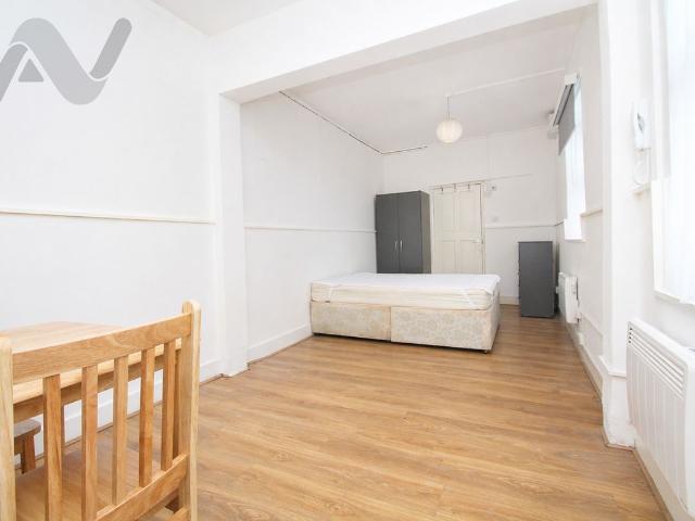 Seven Sisters Road, London N4, Studio to rent, £1,200 pcm | PrimeLocation