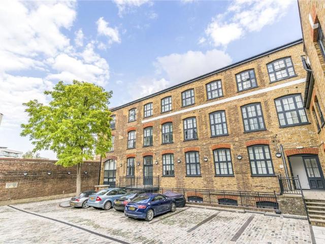 Severn Court, 25 Clyde Square. 1 bed ground floor flat to rent £2,500 pcm £577 pw