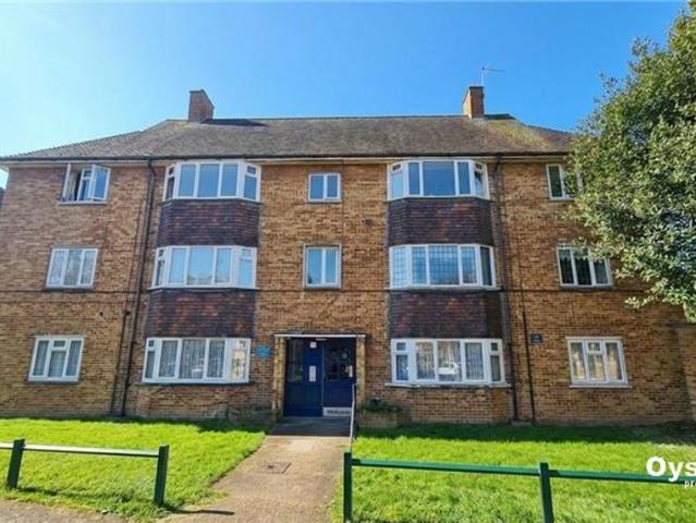 Severn Drive, Enfield, EN1 2 bed apartment to rent £1,600 pcm £369 pw