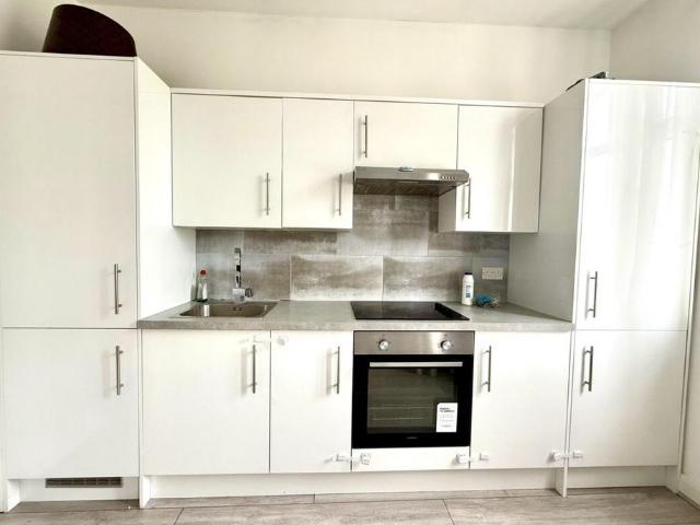 Sevington Road, Hendon, London NW4 1 bed flat to rent £1,803 pcm £416 pw