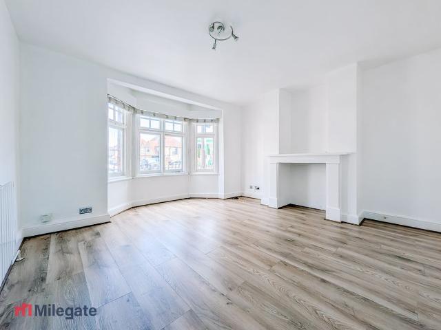 Sewardstone Road, Waltham Abbey EN9, 1 bed flat to rent, £1,230 pcm | PrimeLocation