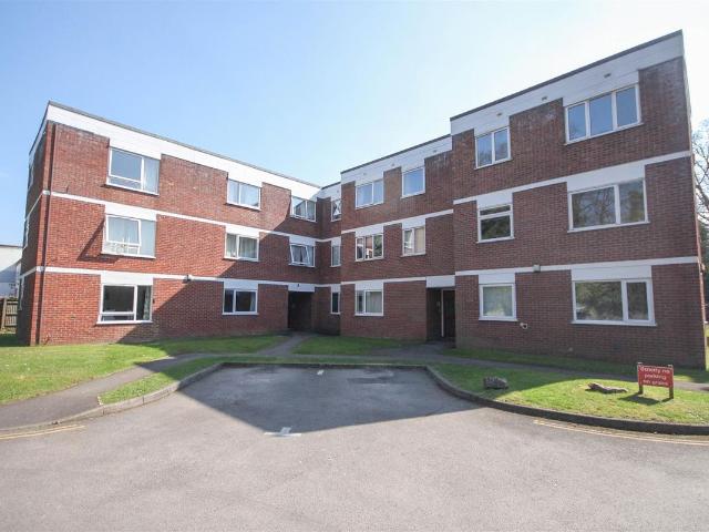 Seymour Court, Fleet Road, Fleet GU51, 2 bed flat to rent, £1,300 pcm | PrimeLocation
