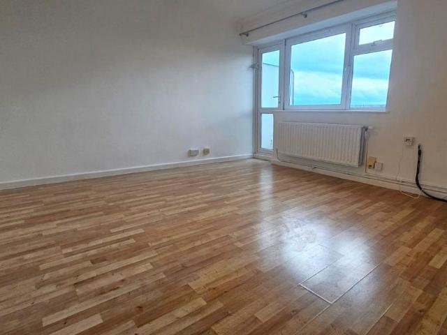 SEYMOUR GARDENS, EAST TWICKENHAM 2 bed maisonette to rent £1,950 pcm £450 pw